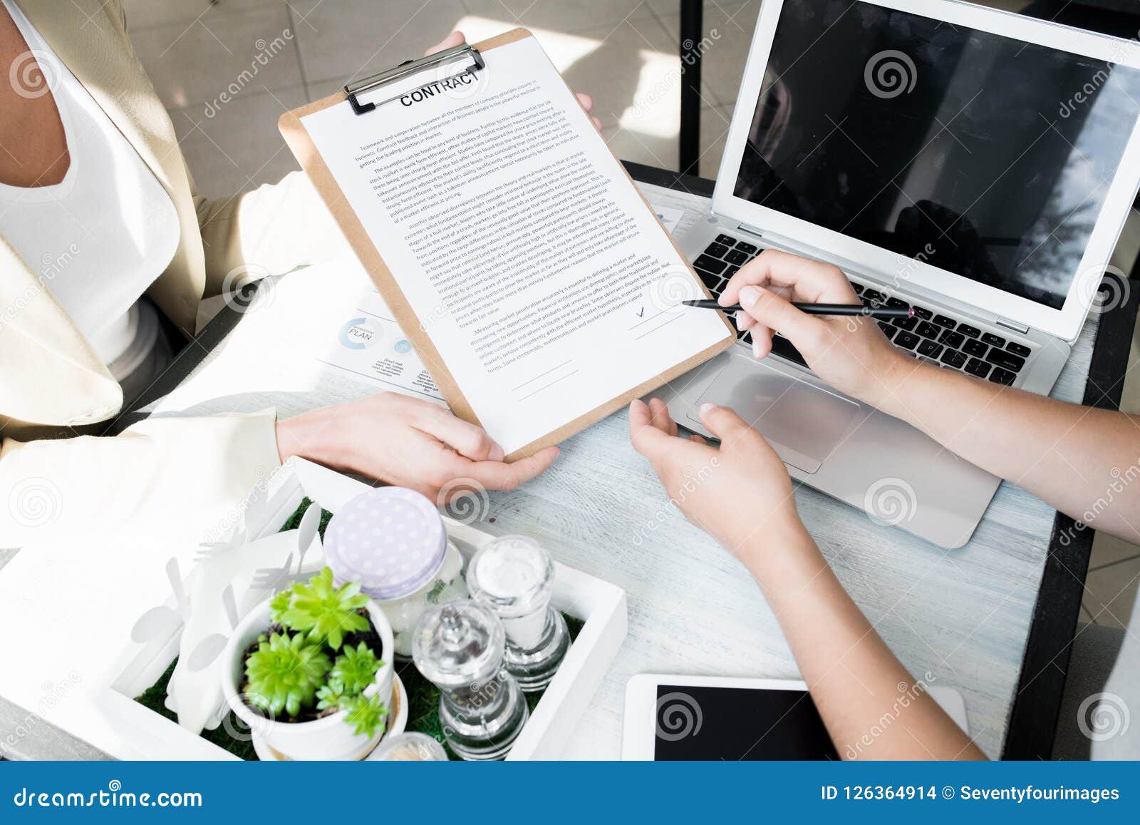 Contrato De Firma Del Cliente Foto de archivo - Imagen de cliente ...