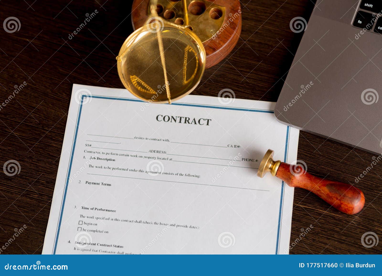 Contrato De Papel Notarial Aislado En La Mesa. Foto de archivo - Imagen ...