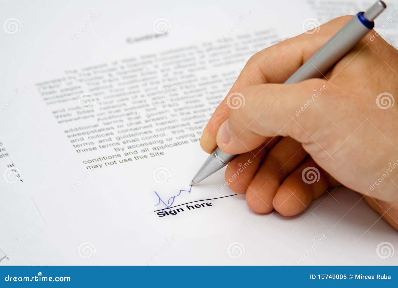 Contratto firmato a mano immagine stock. Immagine di fuoco - 10749005