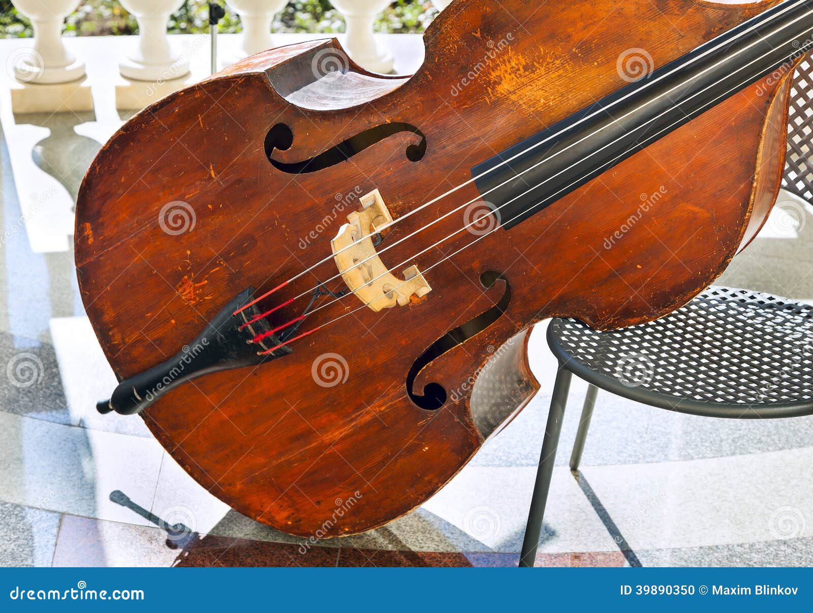 Contrebasse classique photo stock. Image du instrumental - 39890350