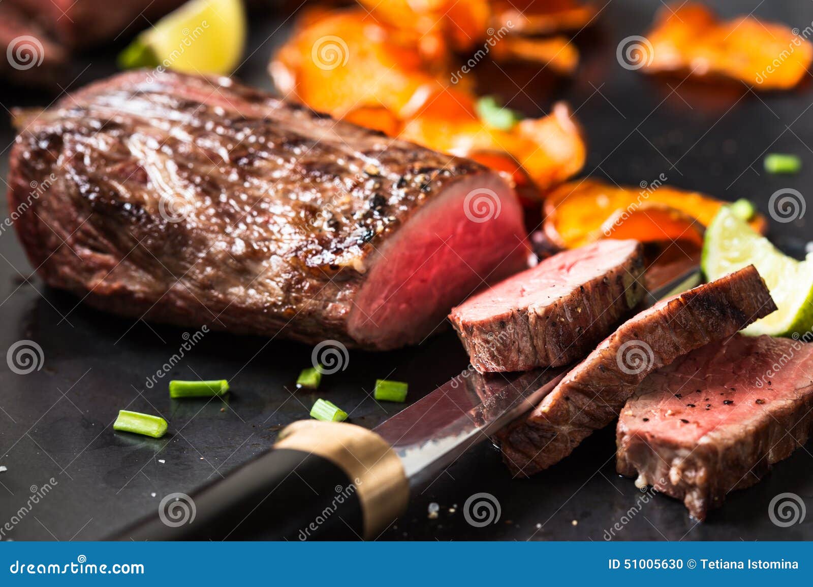 Controfiletto Raro Dell'arrosto Di Manzo Fotografia Stock - Immagine di ...