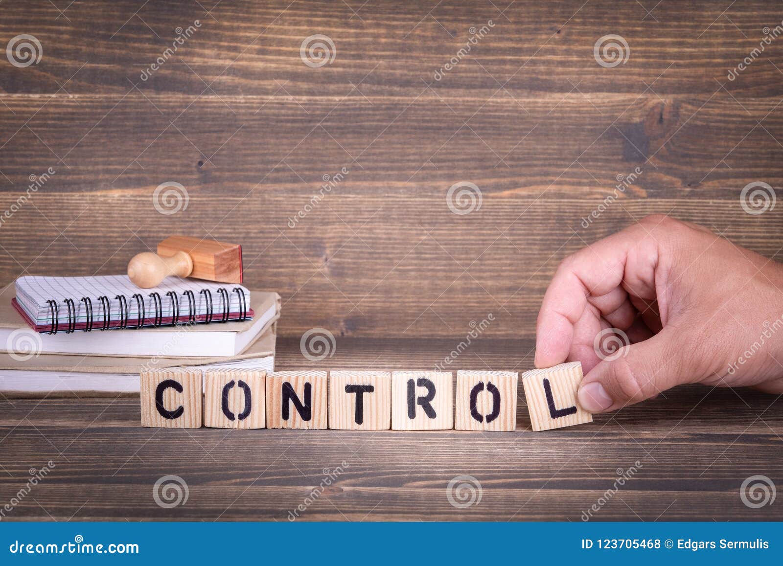 Control Letras De Madera En El Escritorio De Oficina Foto de archivo ...