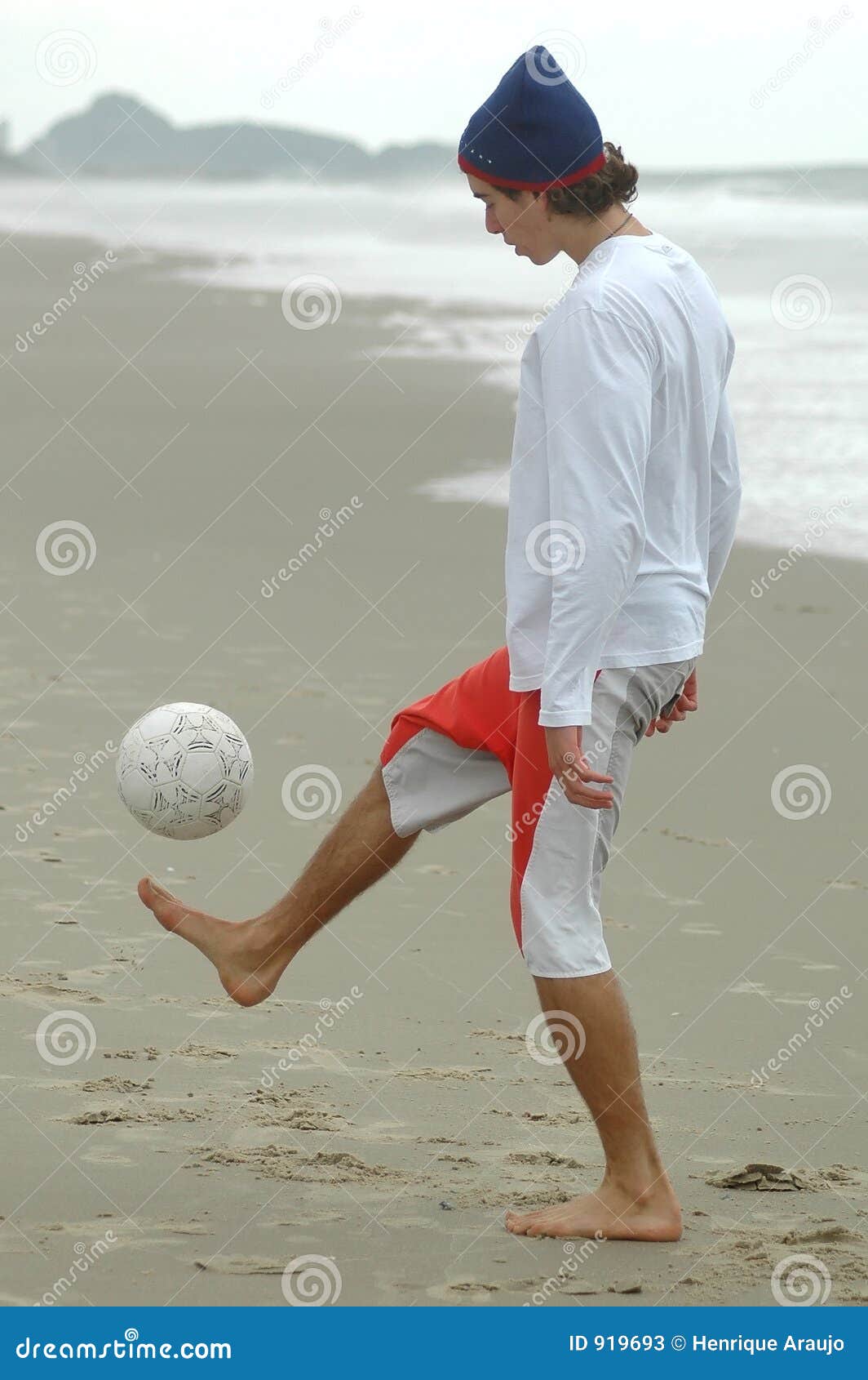 Controlling the ball stock image. Image of eyes, kick, soccer - 919693
