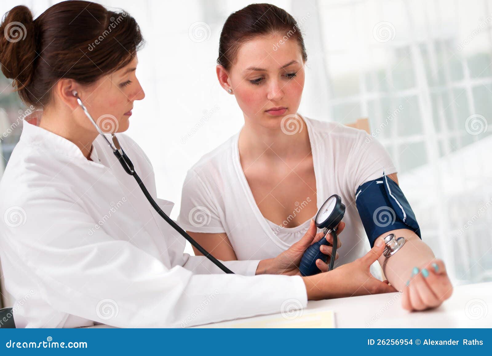 Controllo Della Pressione Sanguigna Fotografia Stock - Immagine di ...