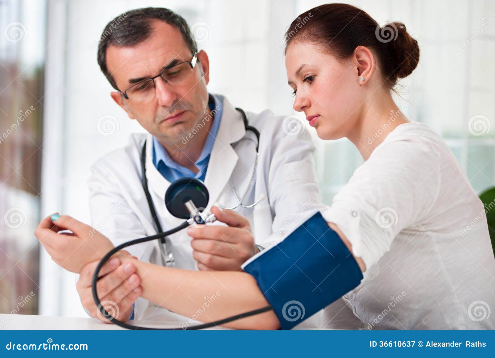 Controllo Della Pressione Sanguigna Immagine Stock - Immagine di mano ...