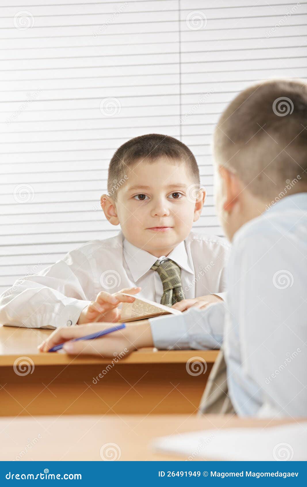 Conversa dos meninos imagem de stock. Imagem de aulas - 26491949