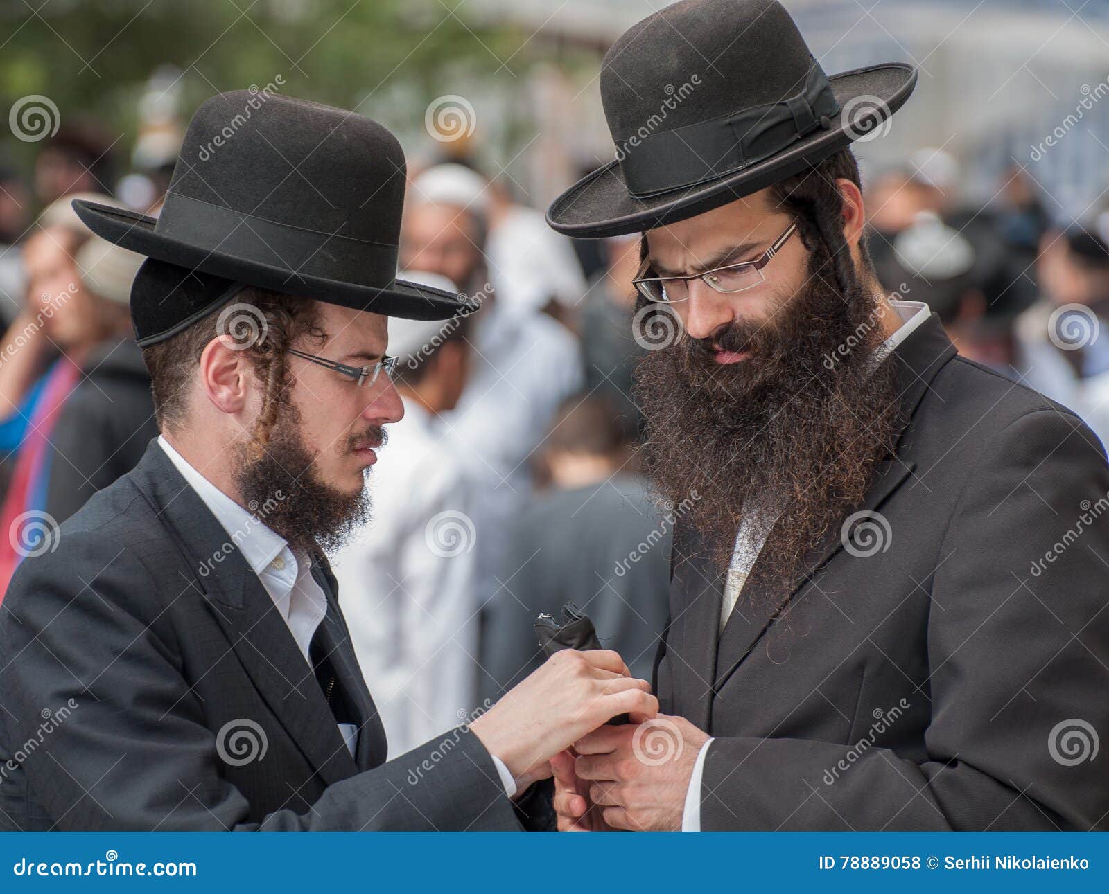 Conversación Entre Dos Judíos Jasídicos Foto de archivo editorial ...