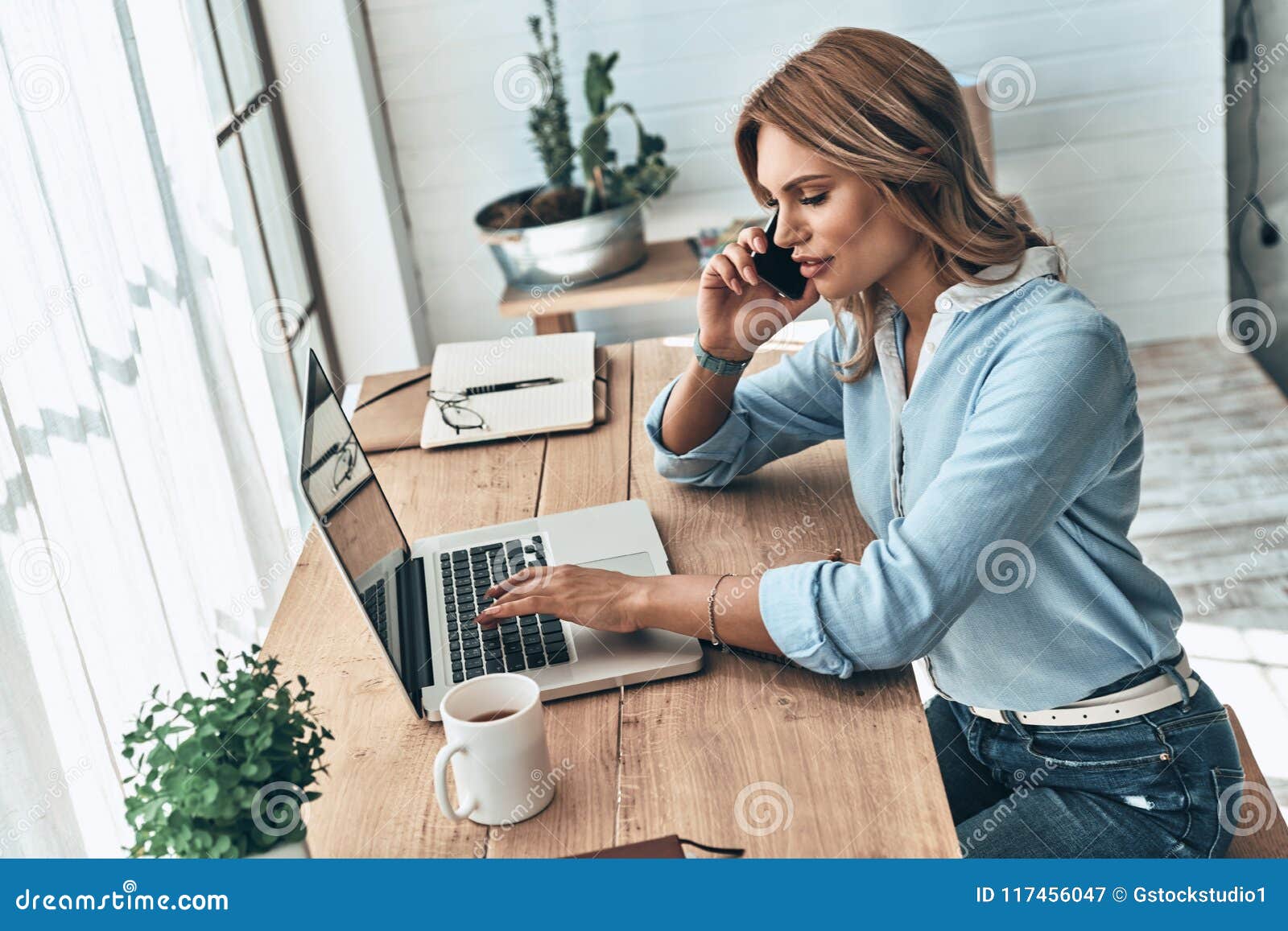 Conversazione Con Il Cliente Immagine Stock - Immagine di telefono ...