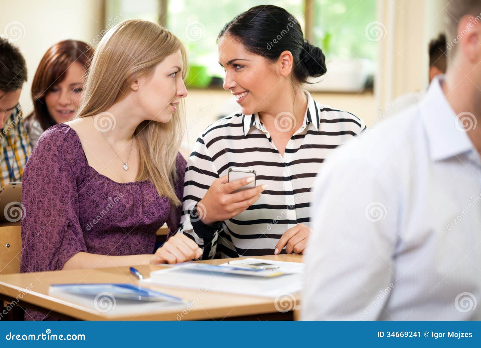 Conversazione Degli Amici Degli Studenti Immagine Stock - Immagine di ...