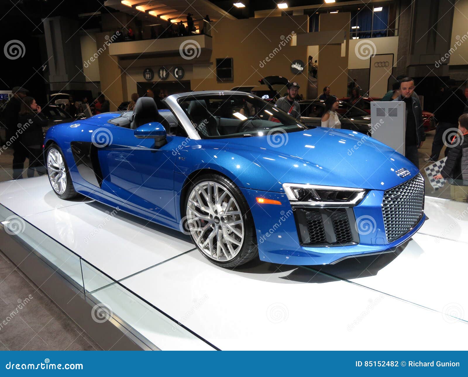 Convertible Azul Hermoso De Audi R8 Spyder Fotografía editorial ...