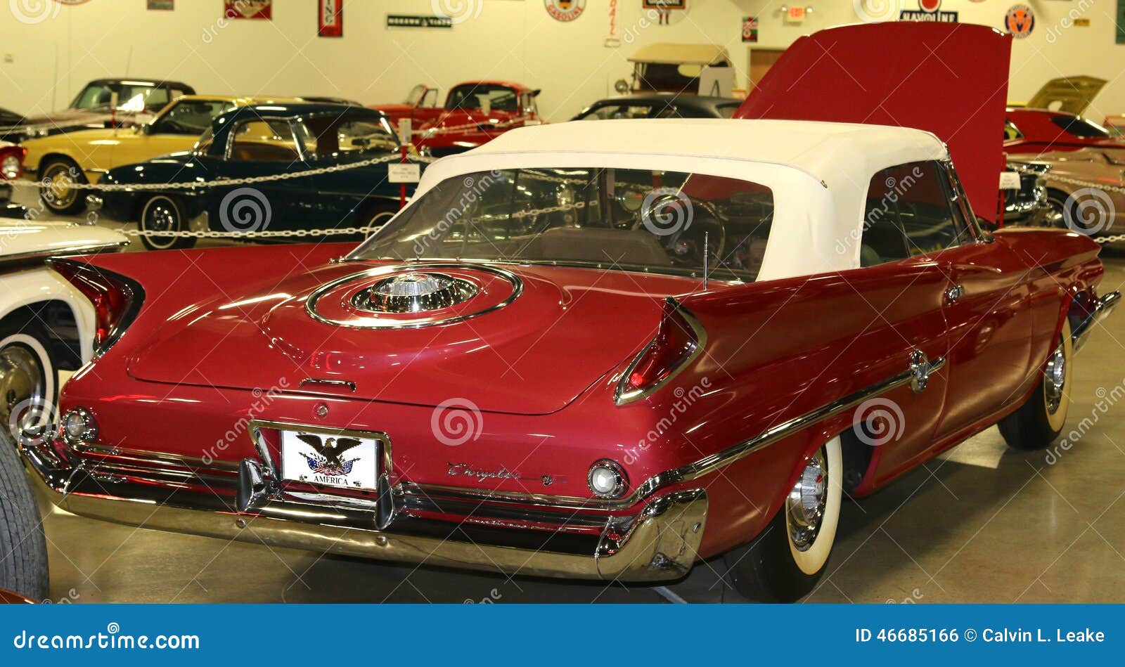 Convertible Rojo Antiguo De Chrysler Foto editorial - Imagen de gota ...