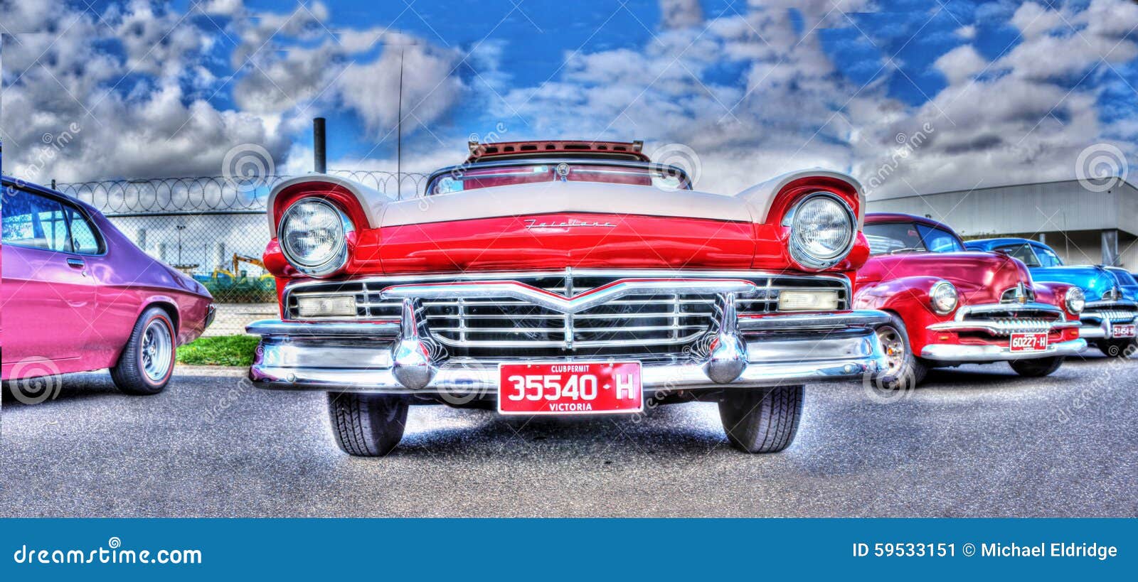 Convertible Rojo Y Blanco De Ford Fairlane Skyliner Foto editorial ...
