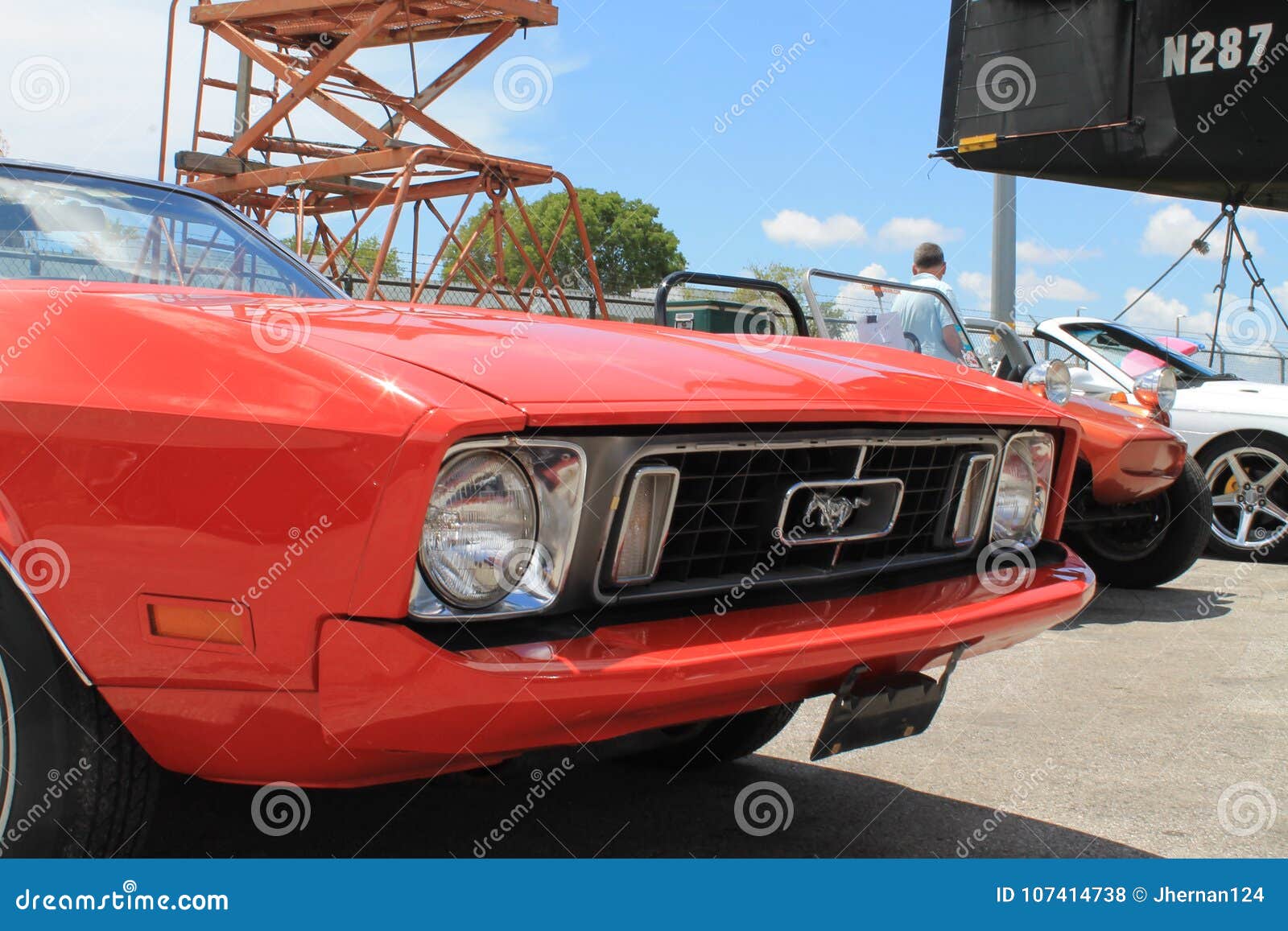 Convertible Viejo Rojo De Ford Mustang Foto de archivo editorial ...