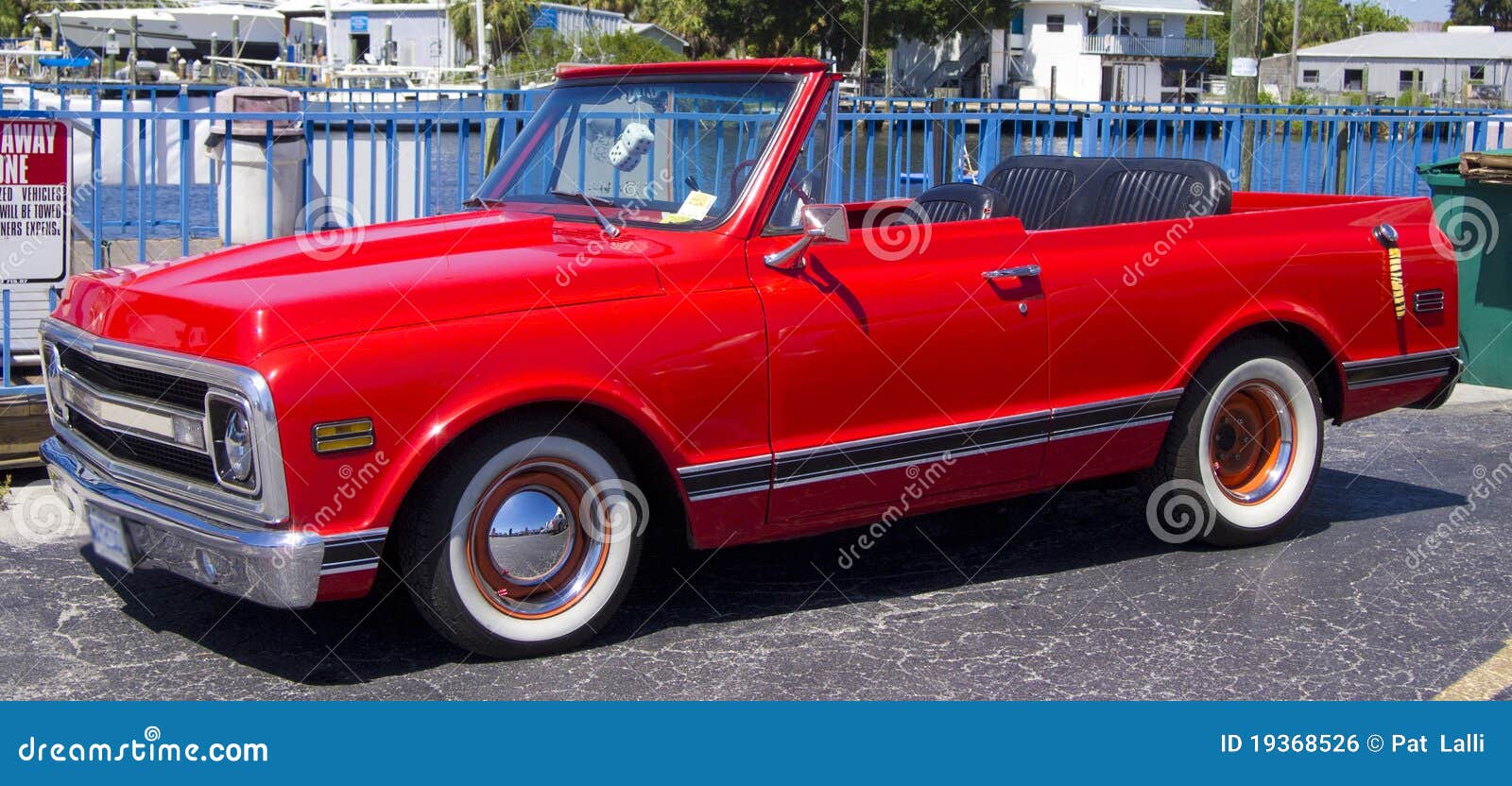Convertibles De Encargo Rojos Toman El Carro Foto de archivo - Imagen ...