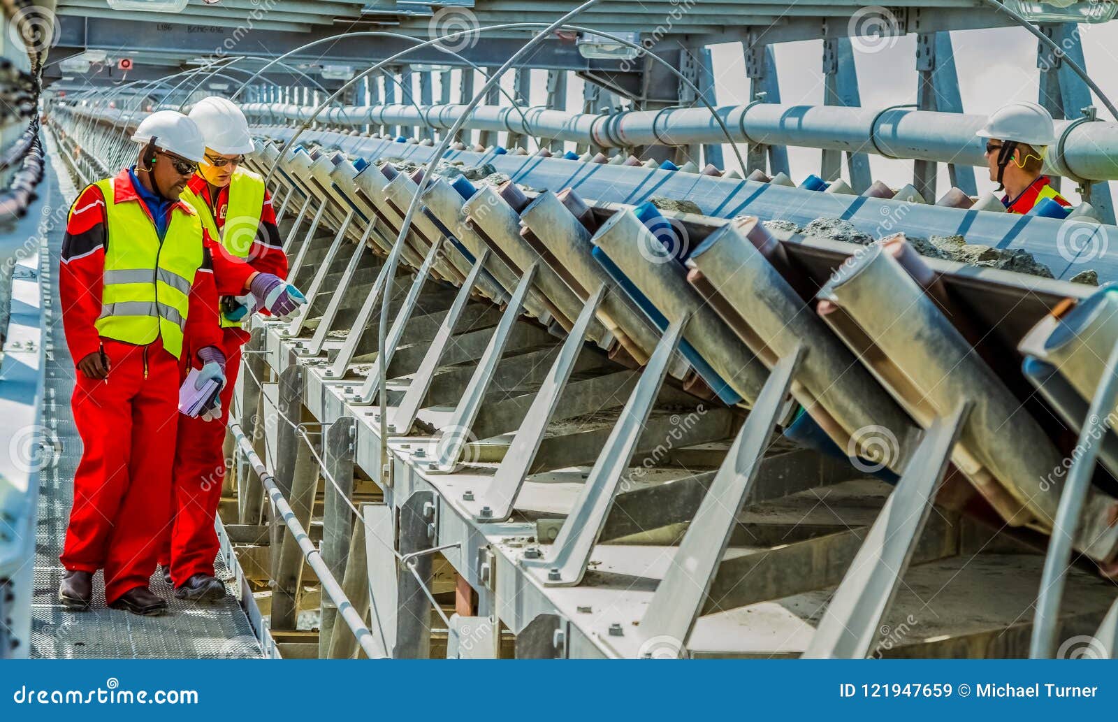 Conveyor Belt Transporting Platinum Ore for Processing with Mini ...