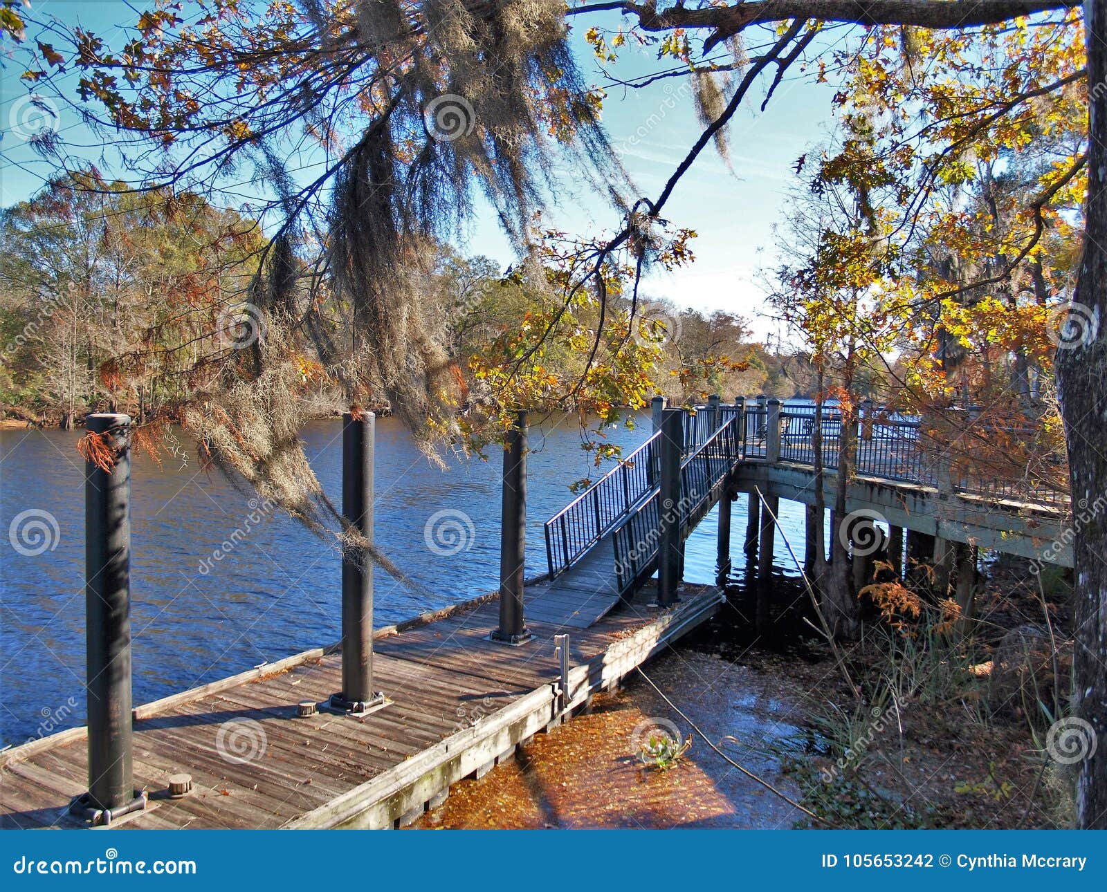 Conway Riverwwalk foto de archivo. Imagen de camino - 105653242
