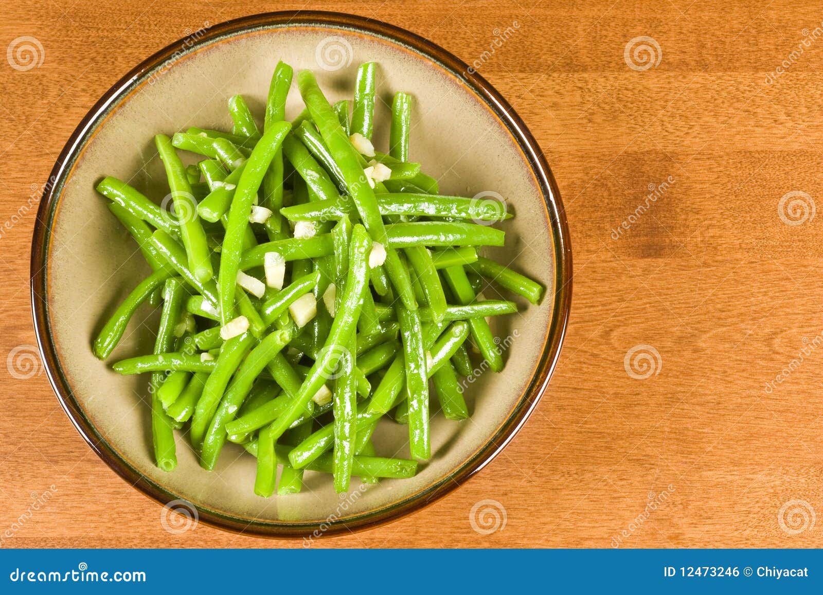 Cooked Green Beans and Garlic Stock Photo - Image of wood, side: 12473246