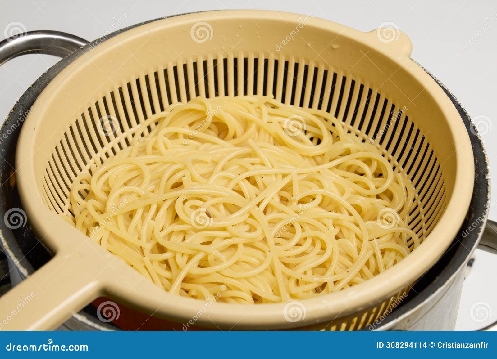 Spaghetti Drained in a Sieve Stock Photo - Image of lunch, food: 308294114