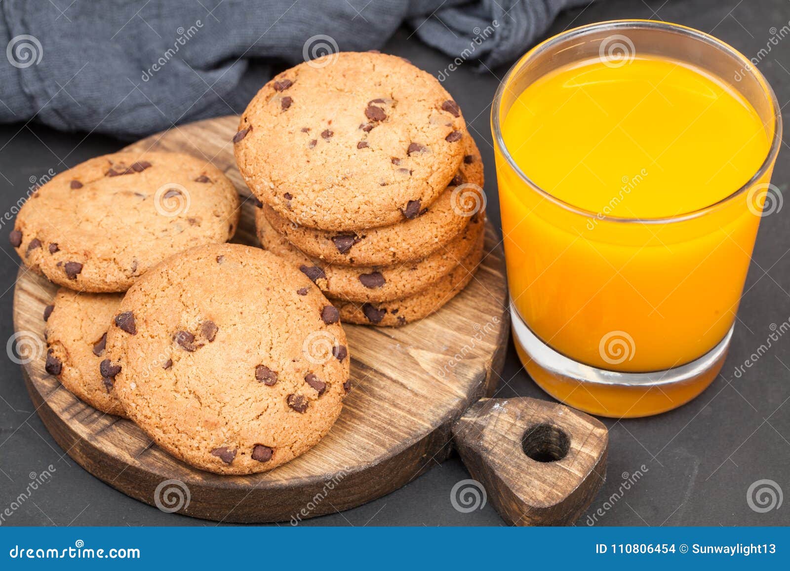 Cookie Do Chocolate Com Suco De Laranja Foto de Stock - Imagem de cacau ...