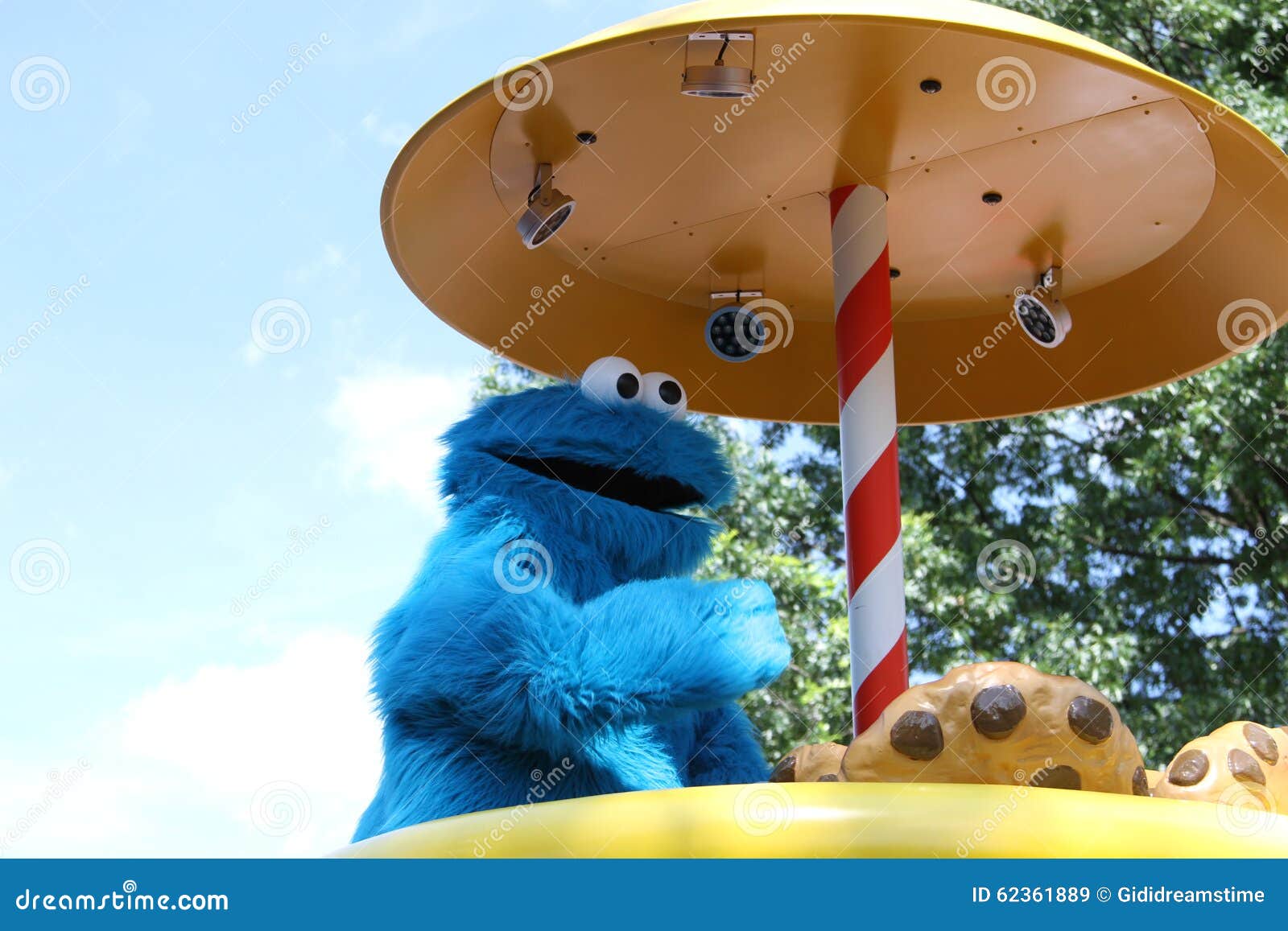 Cookie Monster Dancing In Sesame Street Party Parade At Seaworld 4 ...