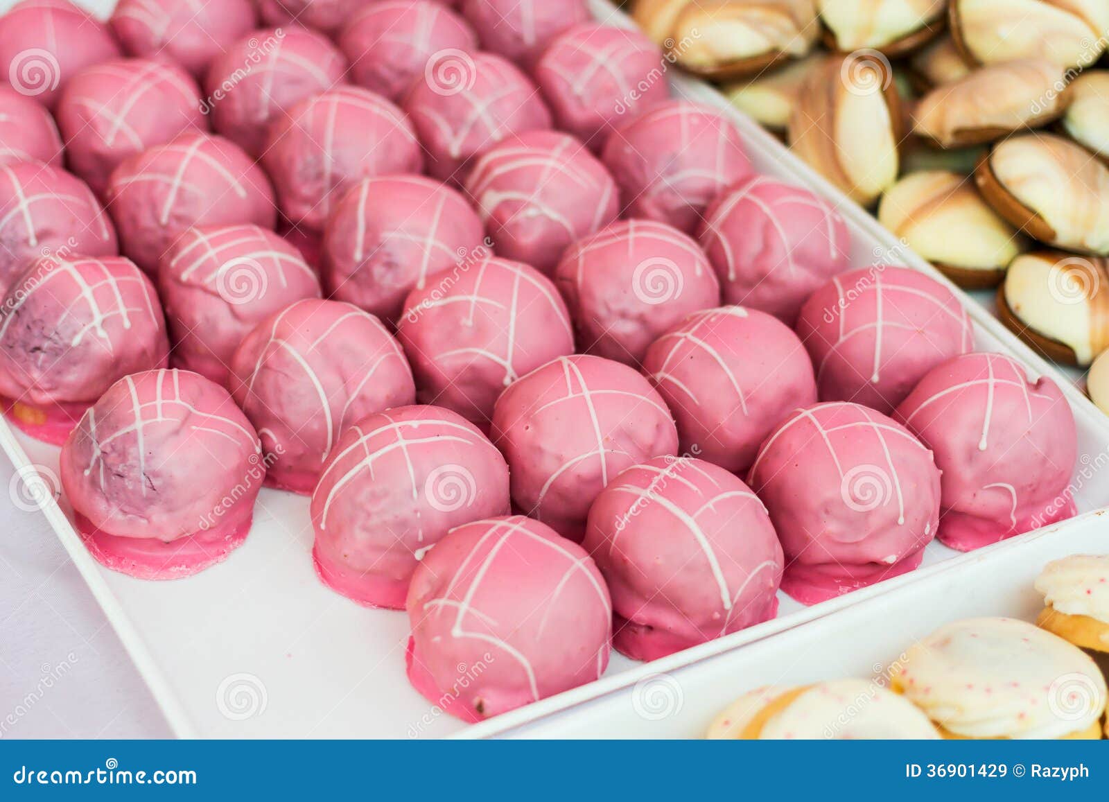 Cookies Cor-de-rosa Colocadas Em Um Platô Imagem de Stock - Imagem de ...