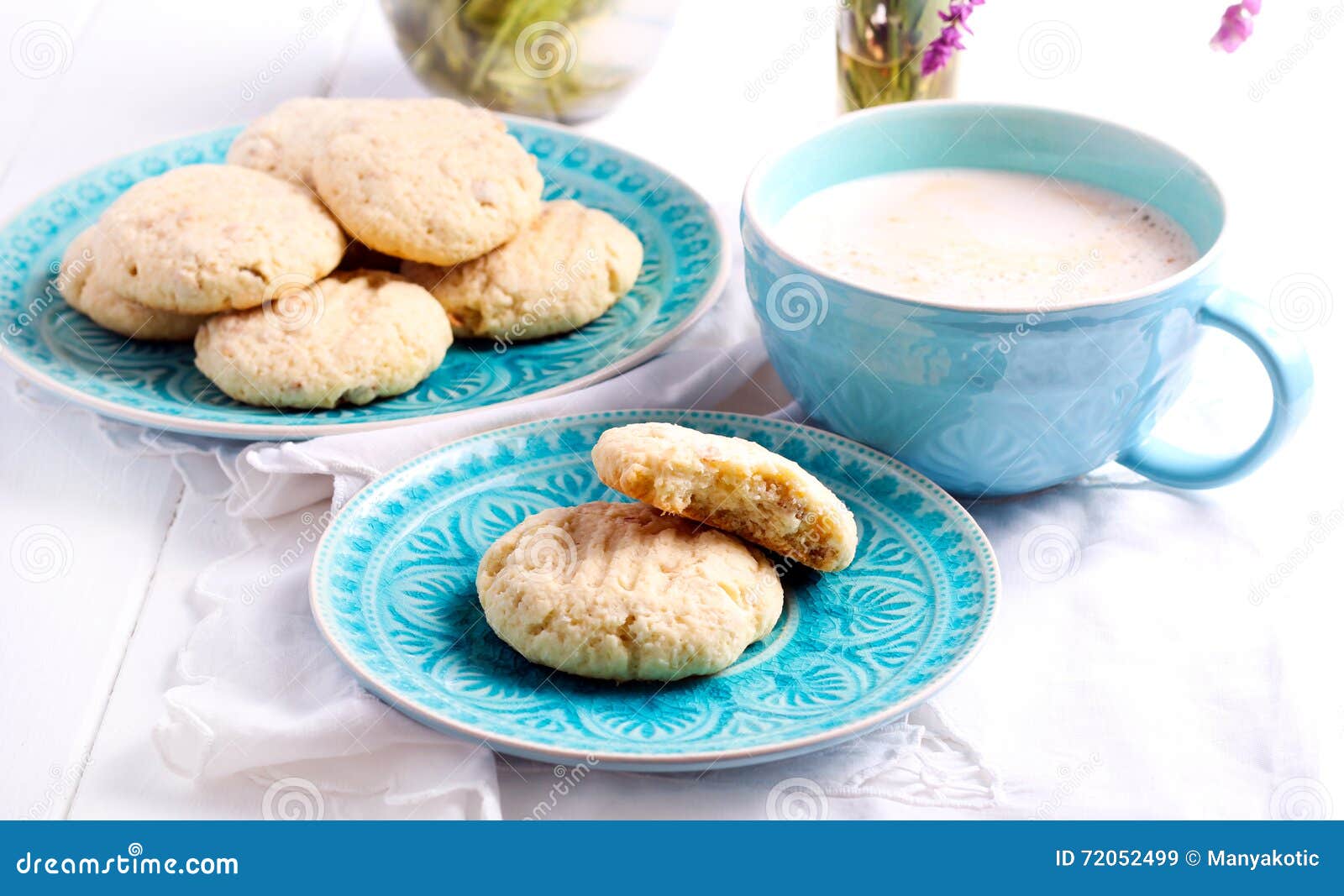 Cookies Crocantes Do Coco Na Placa Azul Imagem de Stock - Imagem de ...