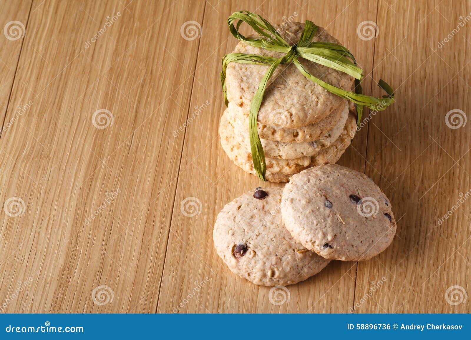 Cookies Da Aveia Na Tabela De Madeira Foto de Stock - Imagem de cromo ...