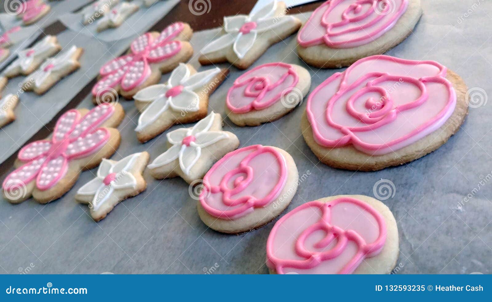 Cookies Do Rosa E a Branca Da Flor Imagem de Stock - Imagem de branco ...