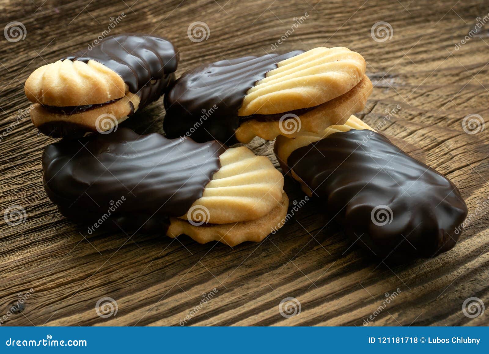 Cookies Na Tabela De Madeira Biscoitos Com Enchimento Na Mesa De ...