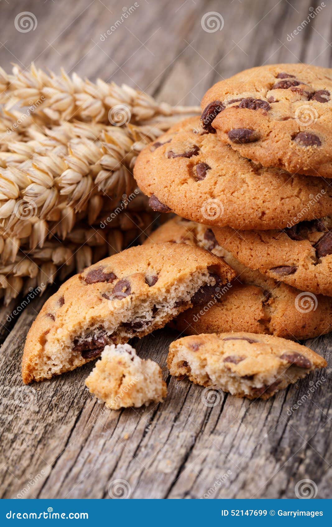 Cookies Saborosos Com Trigo Em Uma Tabela De Madeira Imagem de Stock ...