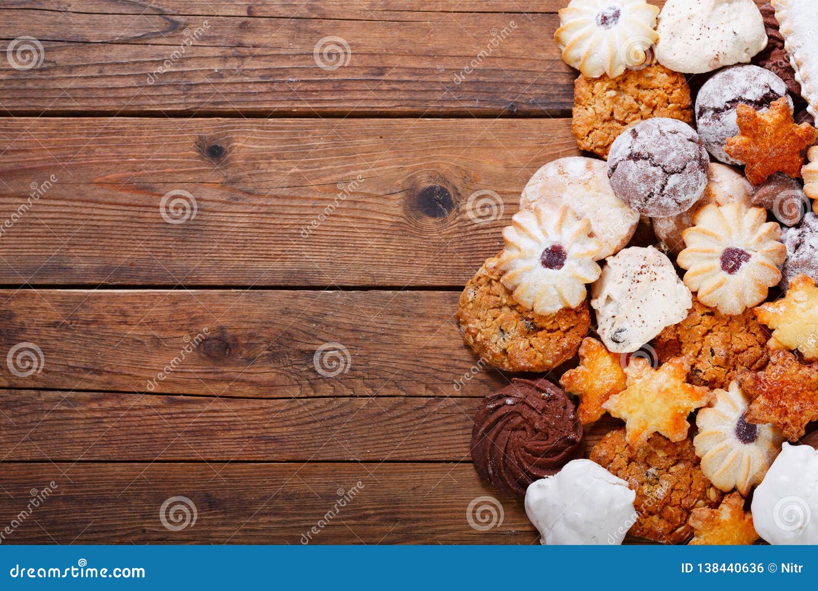 Cookies Sortidos Na Tabela De Madeira Foto de Stock - Imagem de caseira ...