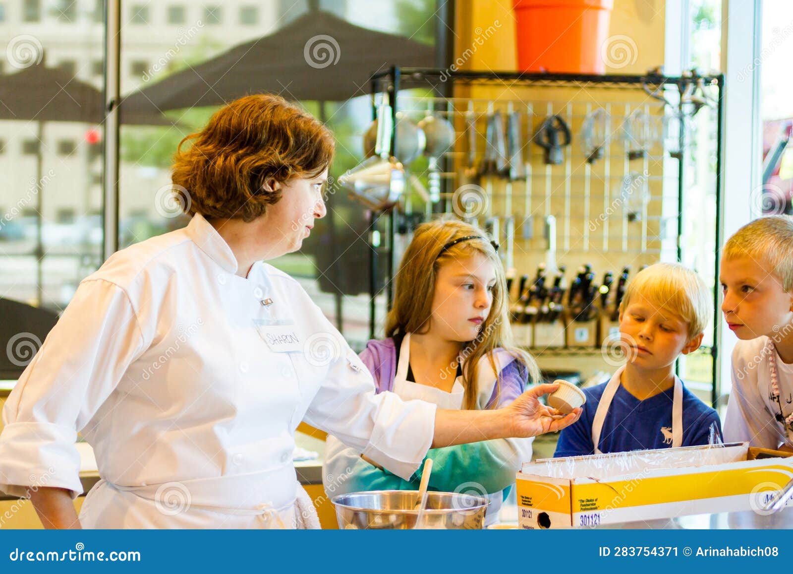 Cooking class editorial photo. Illustration of people - 283754371
