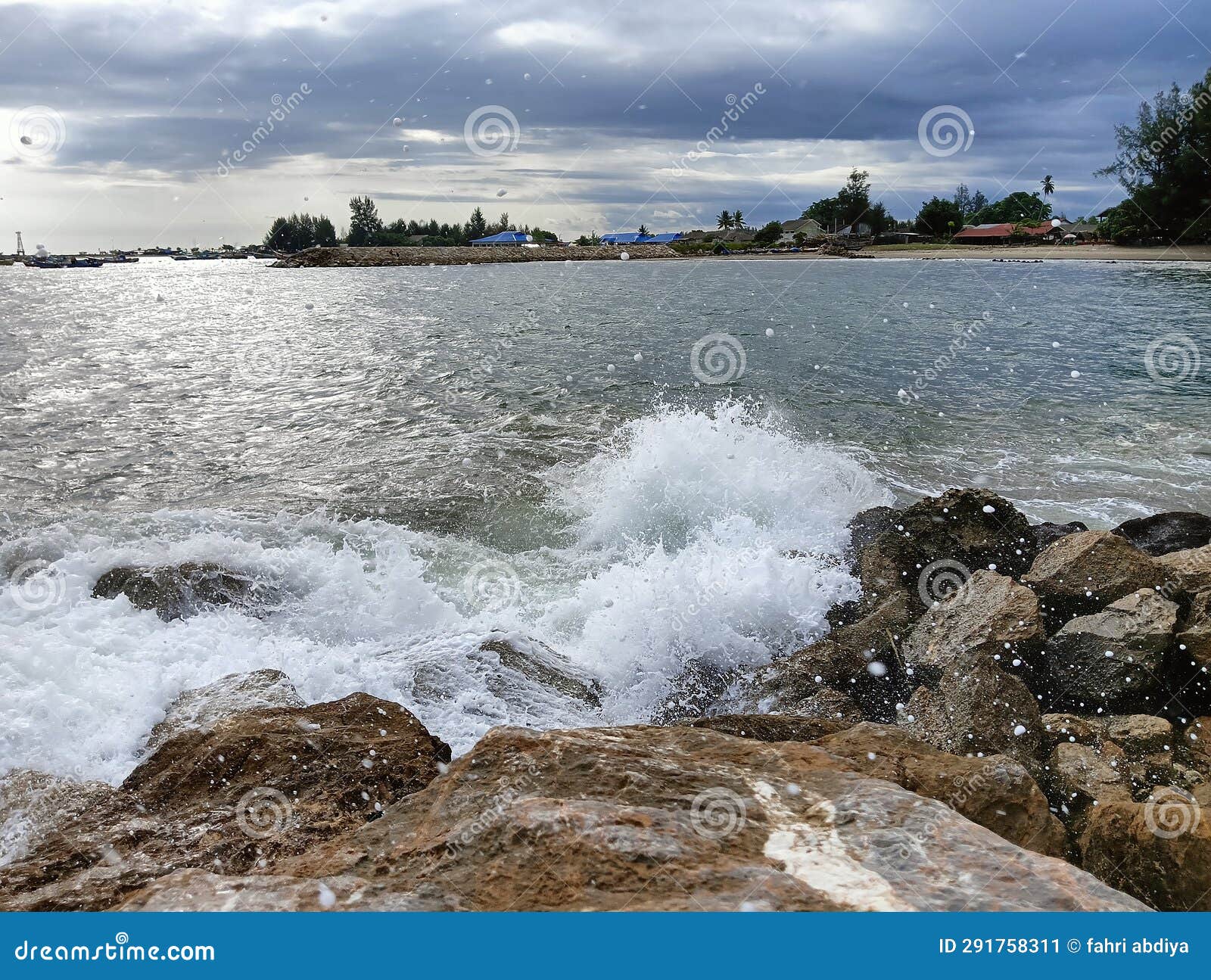 Cool Wind with Crashing Waves Stock Image - Image of reef, crashing ...