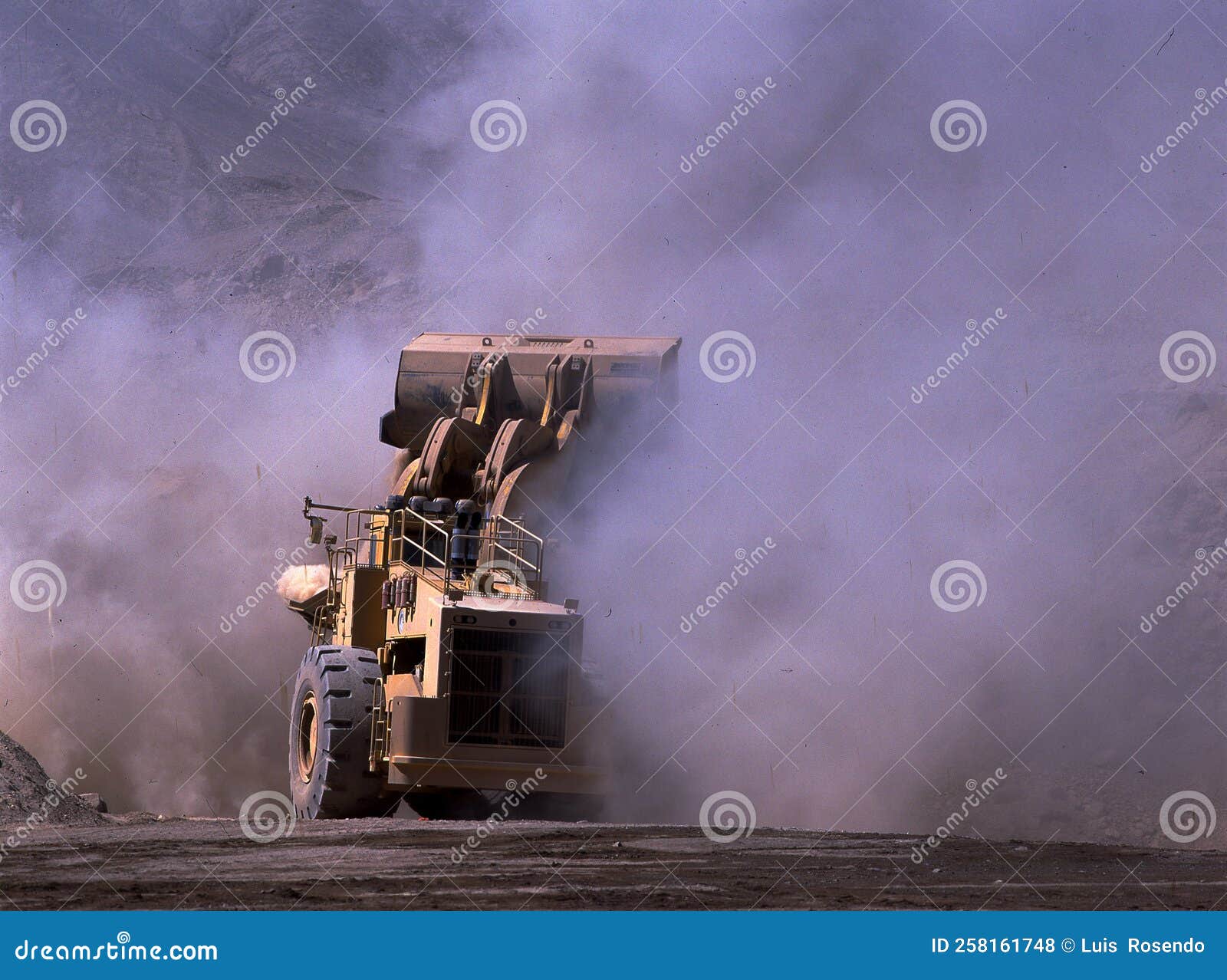 The Cooper Mining Industry in Chile Idely Uses Such Equipment As Front ...