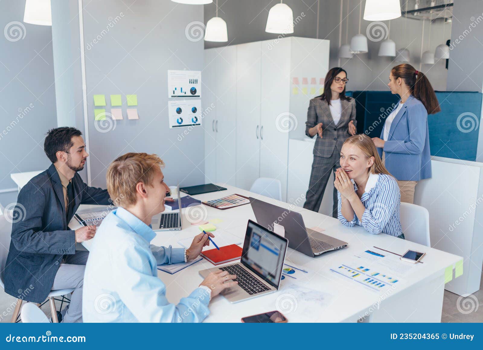 Cooperation Colleagues Business Woman Communicate during Teamwork ...