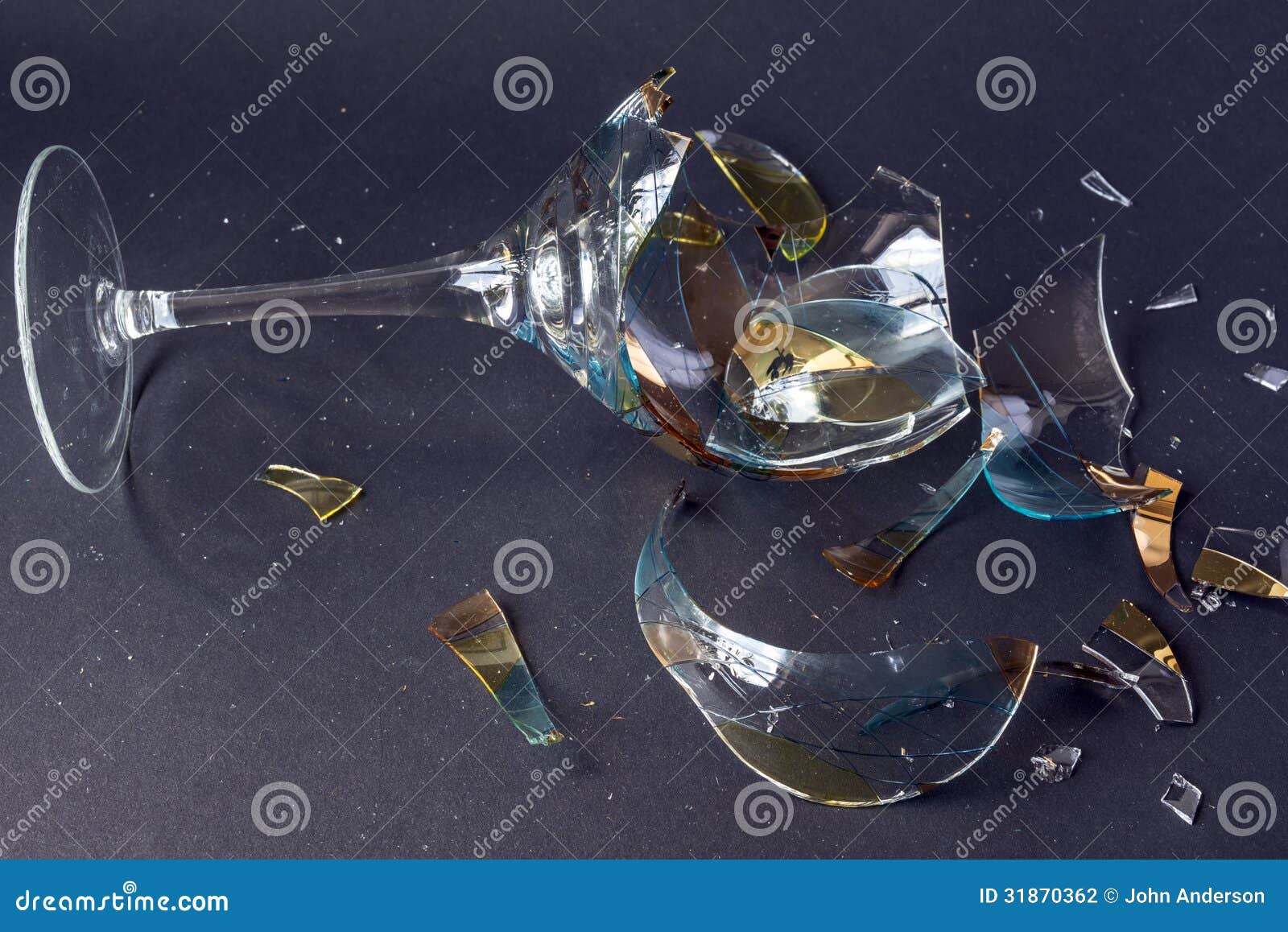 Copa de vino quebrada foto de archivo. Imagen de vino - 31870362