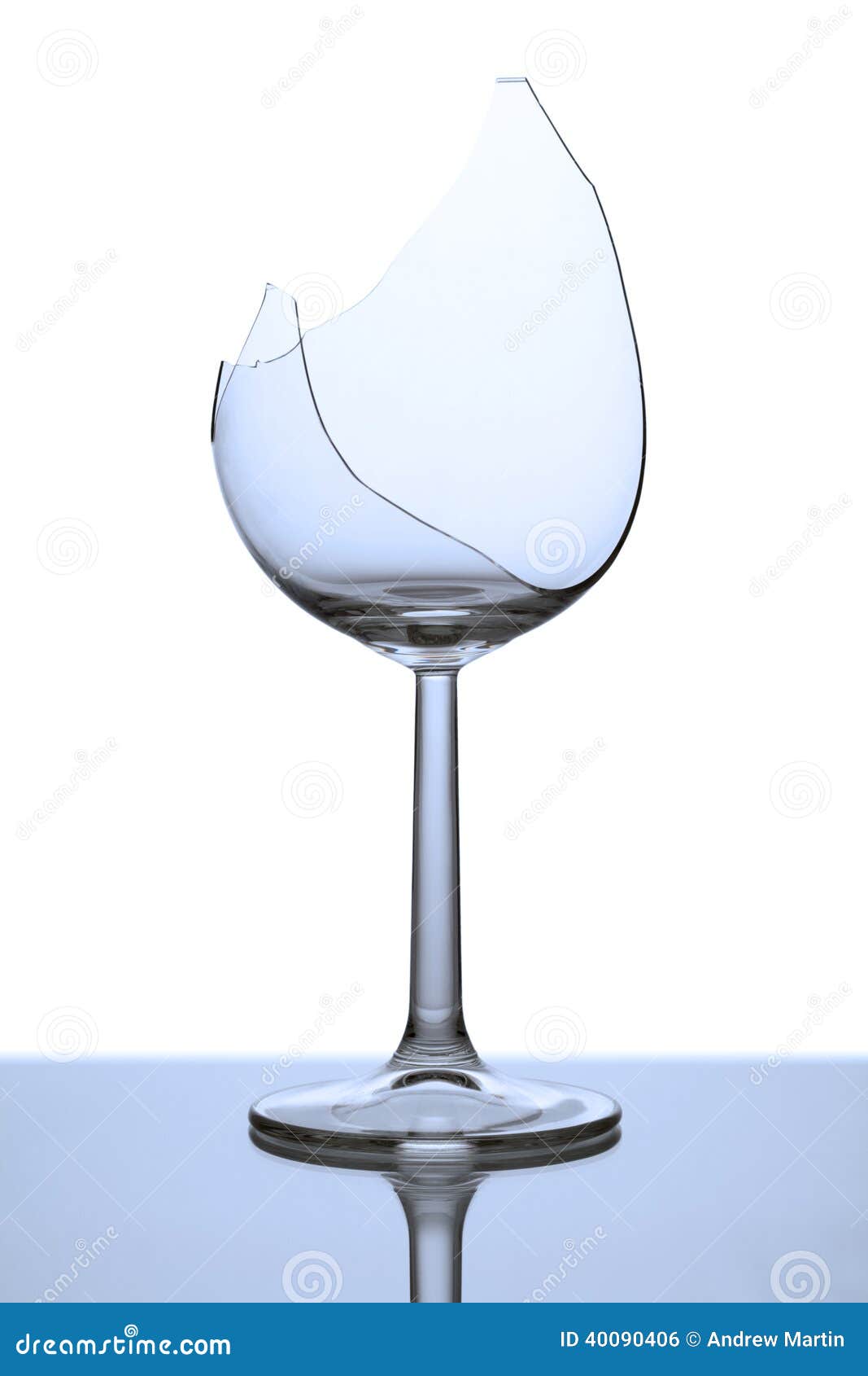 Copa de vino quebrada foto de archivo. Imagen de agrietado - 40090406