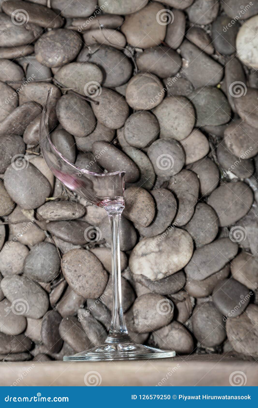 Copa De Vino Quebrada En El Piso Foto de archivo - Imagen de concepto ...