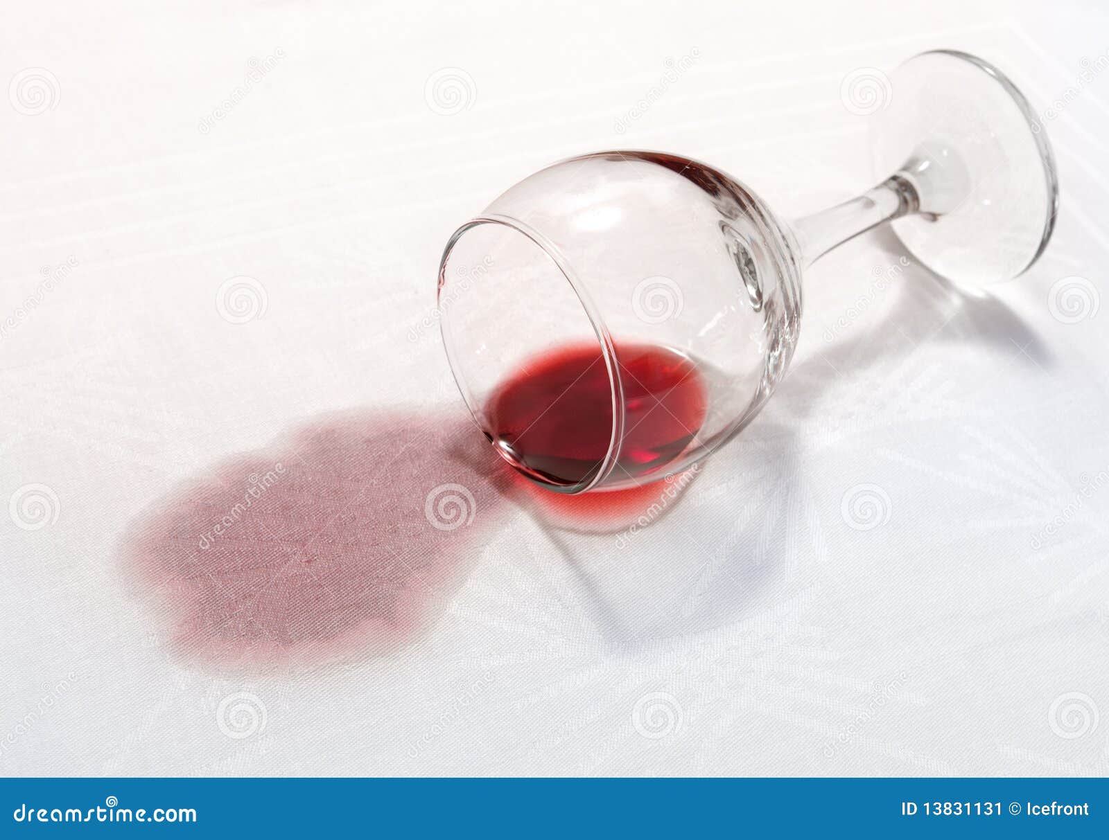Copa derramada imagen de archivo. Imagen de vino, punto - 13831131