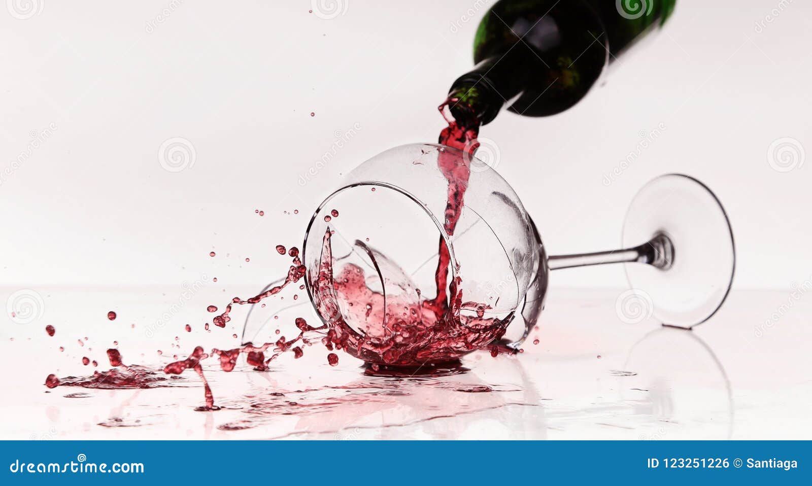 Copa quebrada en el vector foto de archivo. Imagen de vertido - 123251226