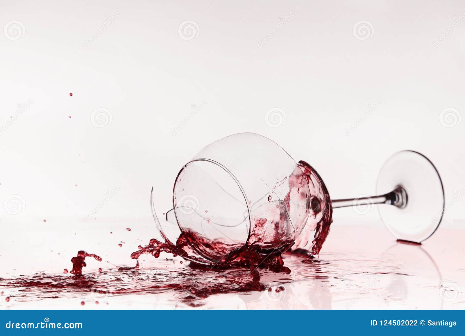 Copa quebrada en el vector foto de archivo. Imagen de objeto - 124502022