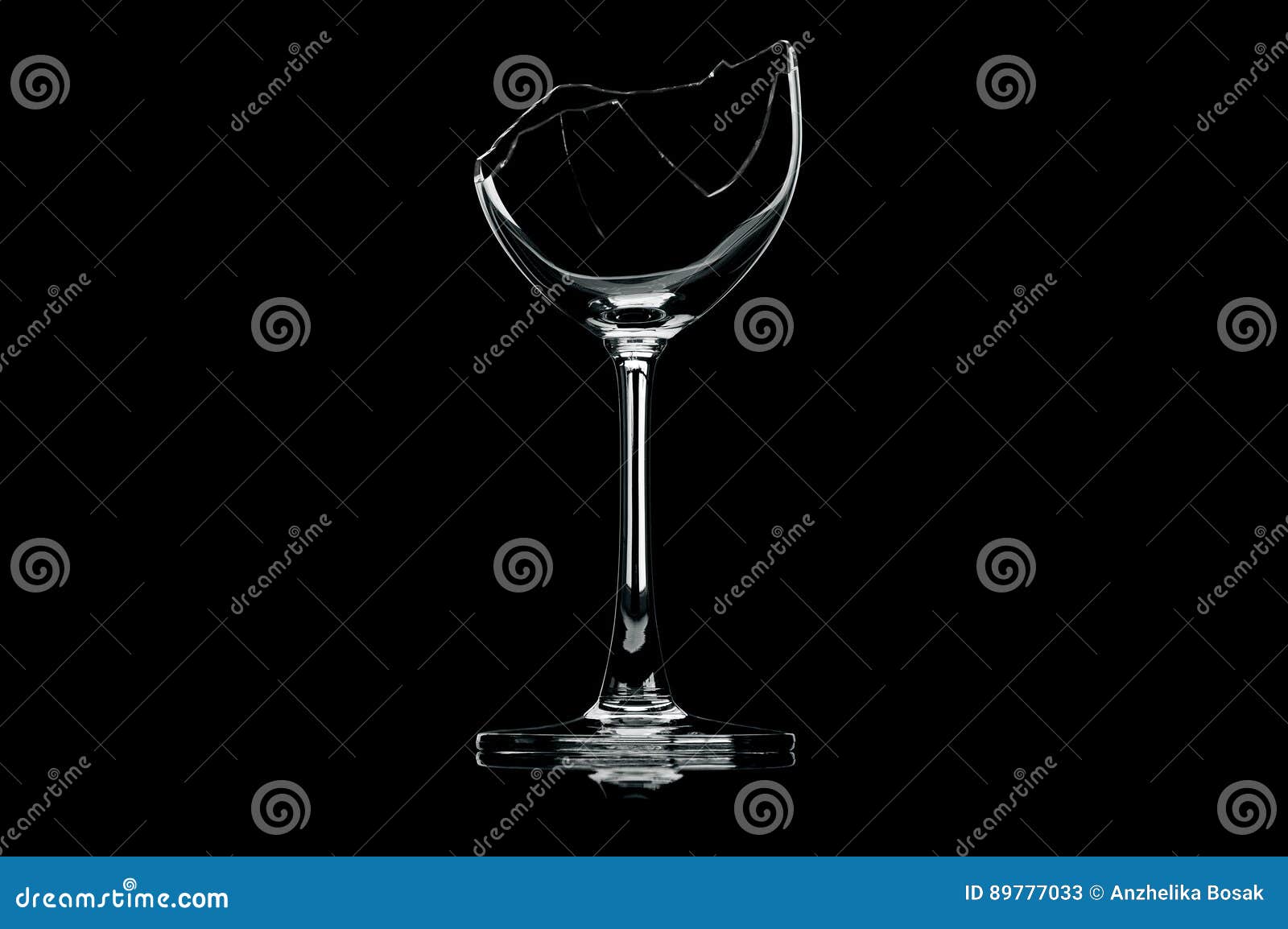 Copa rota transparente imagen de archivo. Imagen de modelo - 89777033