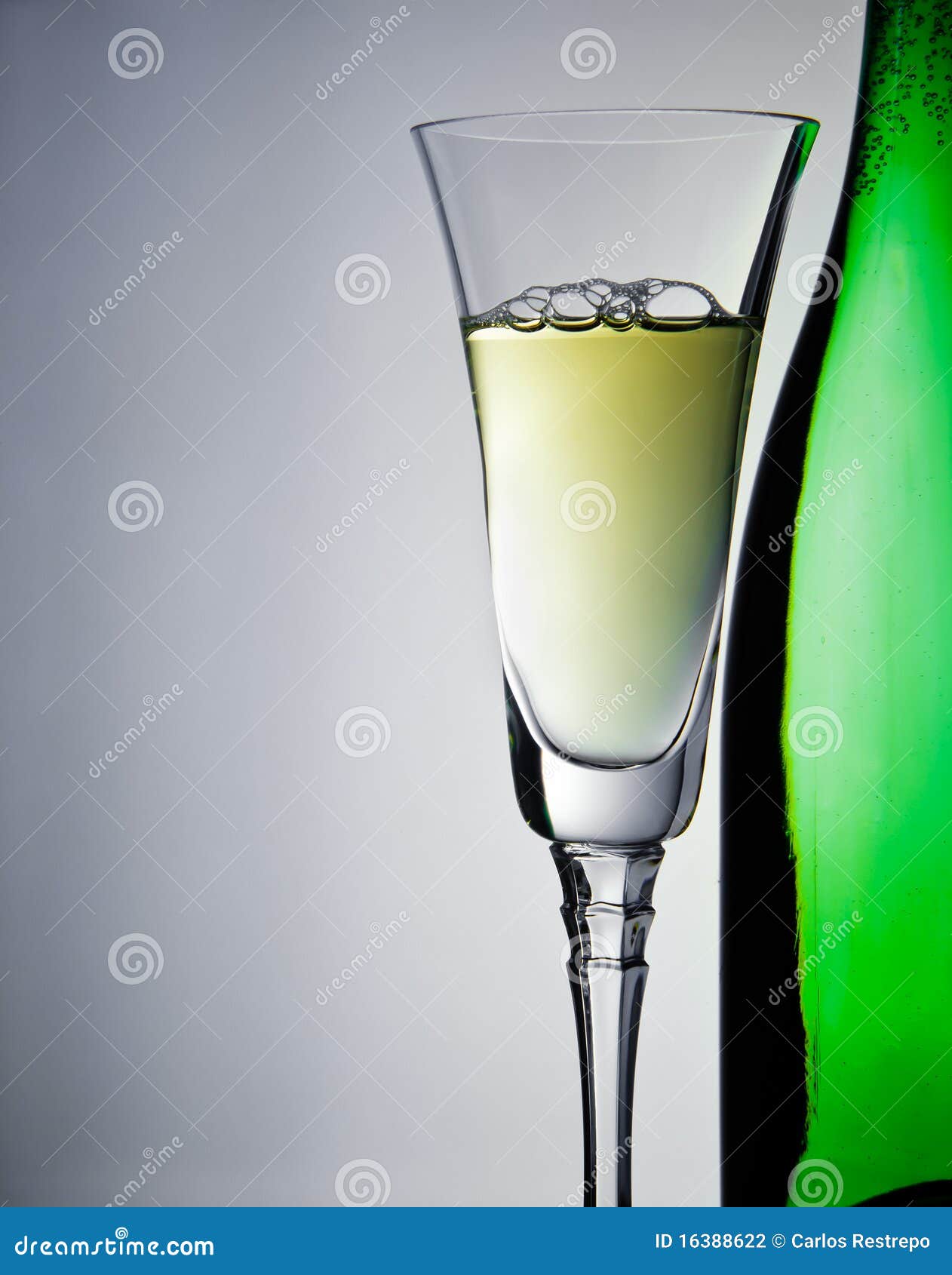 Copa y botella foto de archivo. Imagen de copa, botella - 16388622