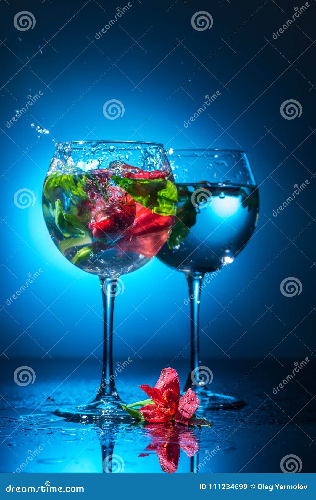 Copas Con Agua Y Las Flores Imagen de archivo - Imagen de lindo ...