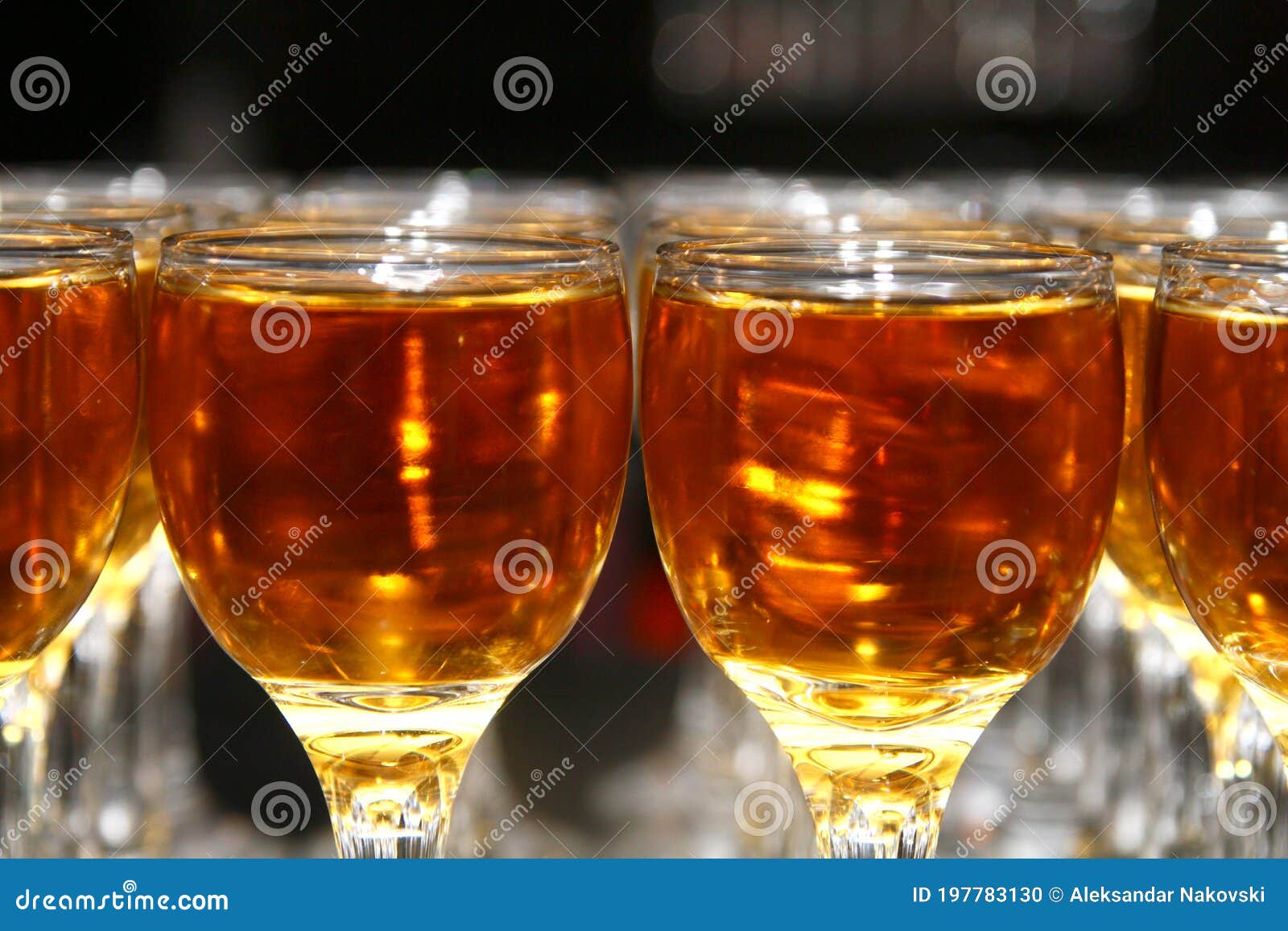 Copas De Brandy En El Restaurante Foto de archivo - Imagen de dorado ...