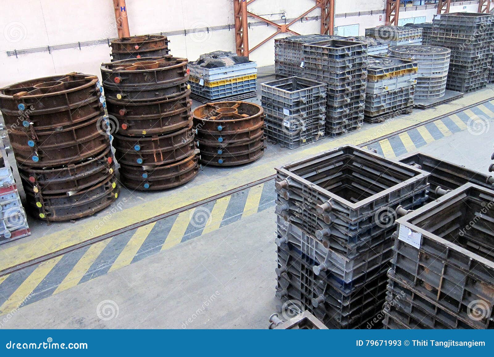 Cope And Drag Mold Royalty-Free Stock Photo | CartoonDealer.com #79671591