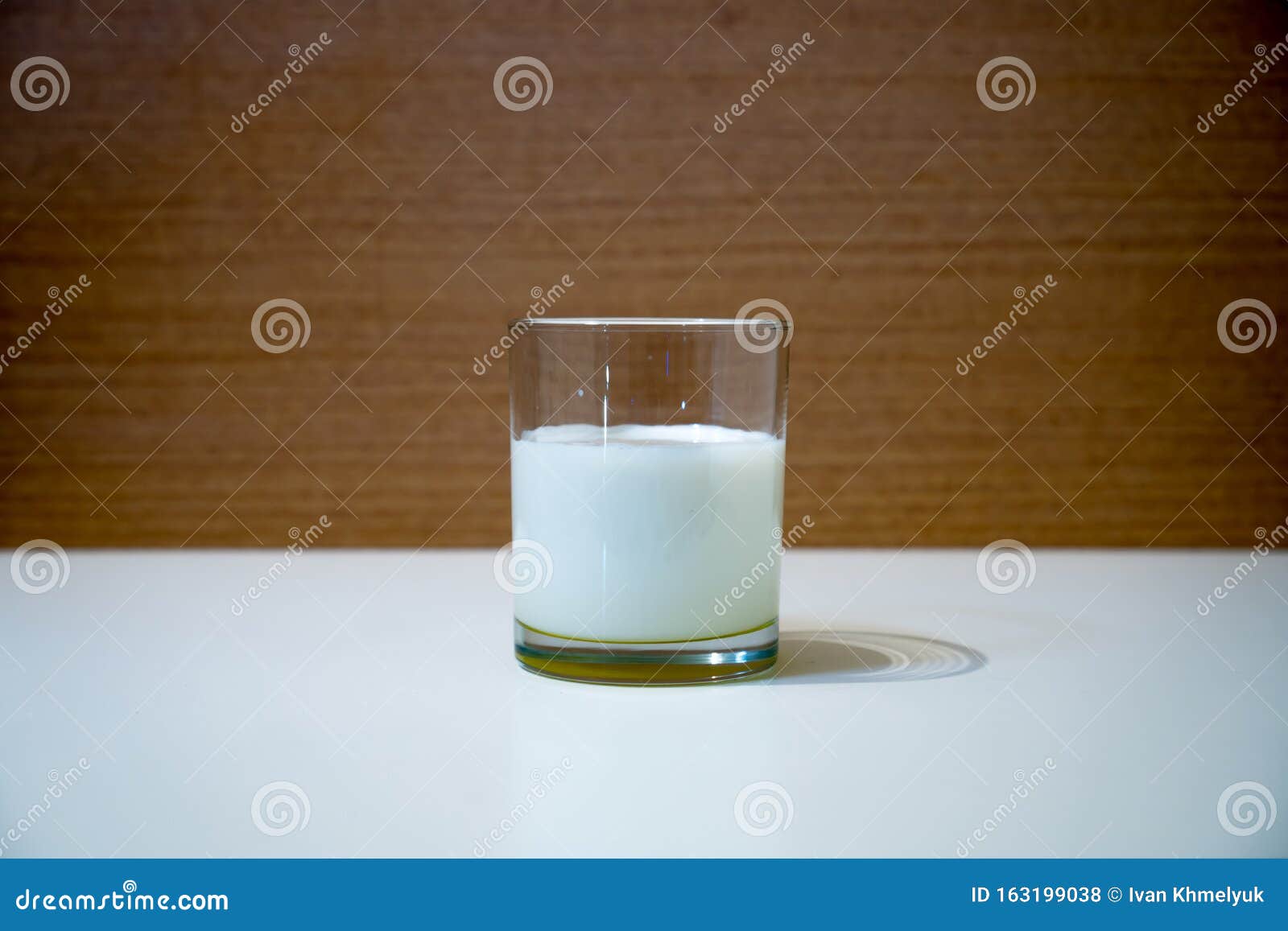 Copo Cheio De Leite Na Mesa Foto de Stock - Imagem de delicioso ...