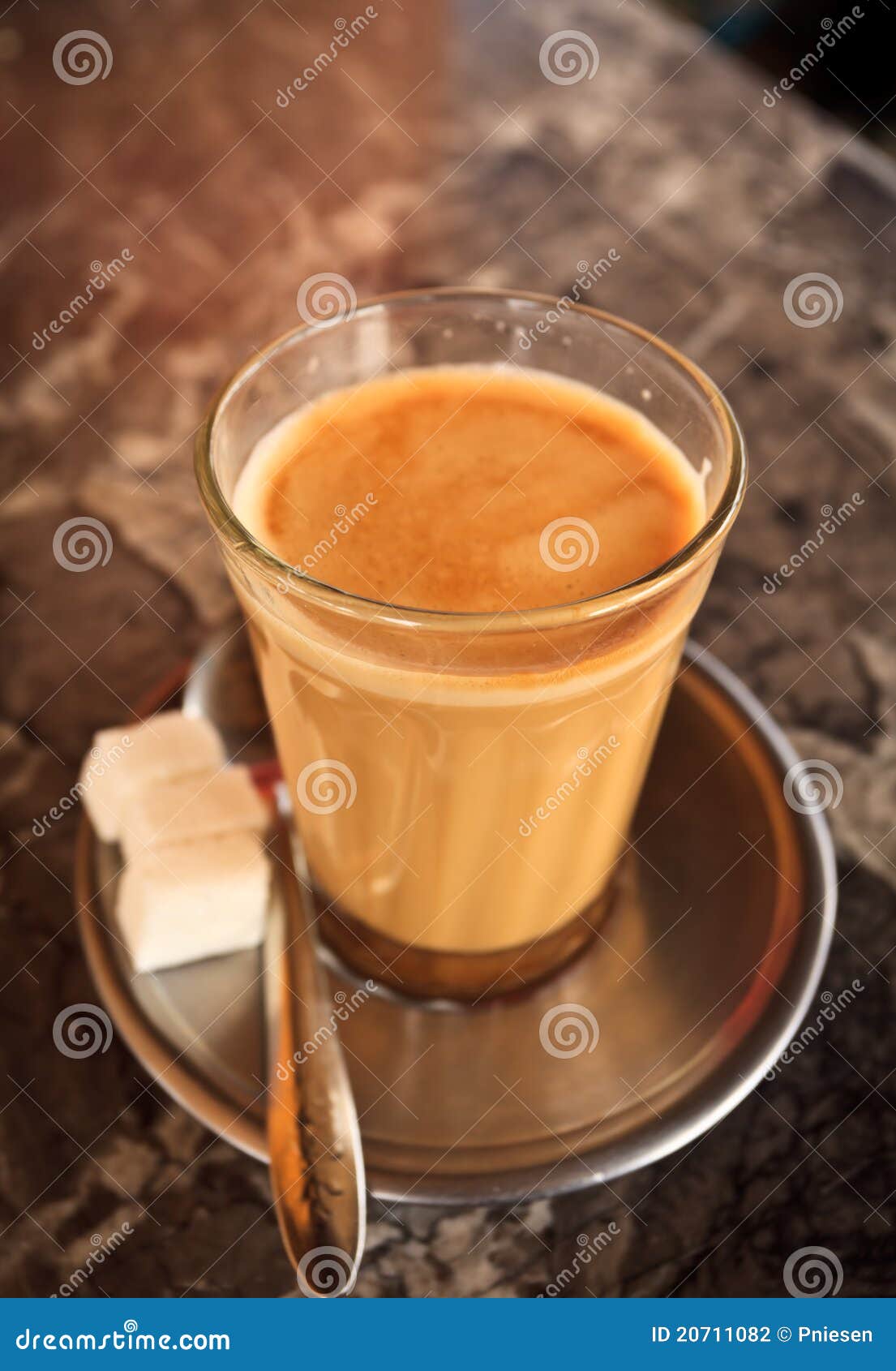 Copo De Cubos Do Chá E Do Açúcar De Chai Foto de Stock - Imagem de ...