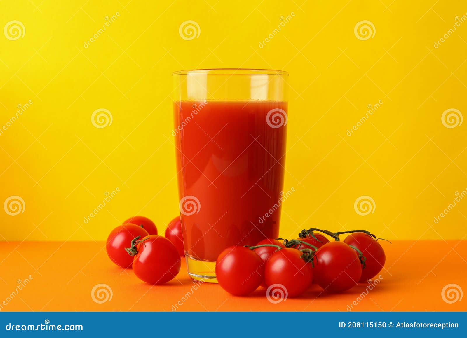 Copo De Sumo De Tomate E Tomate Contra Fundo Amarelo Foto de Stock ...
