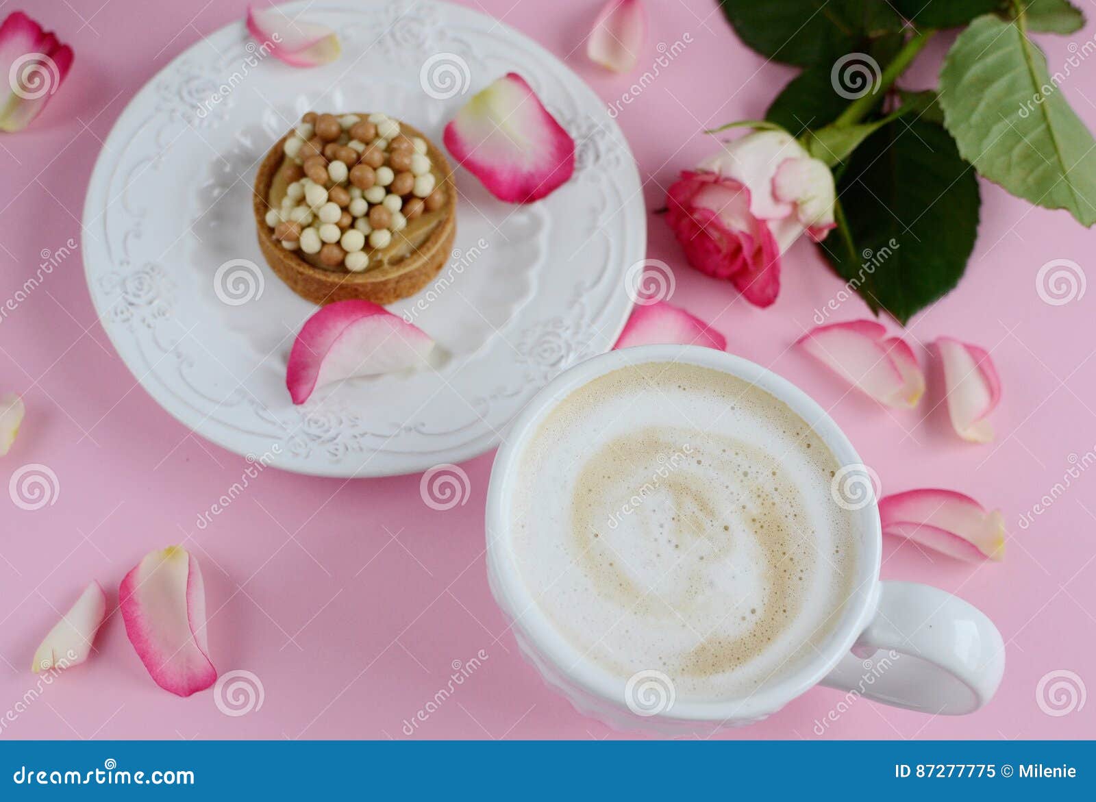 Copo Do Cappuccino E Bolo Saboroso Com Rosas Cor-de-rosa Imagem de ...